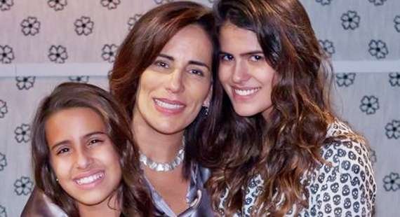 Glória Pires divide estúdio com duas filhas em As brasileiras