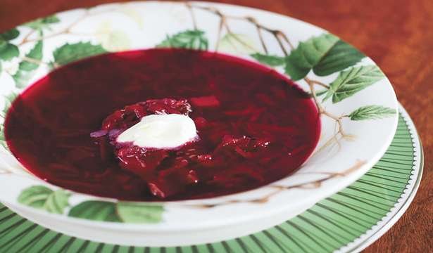Sopa russa à base de beterraba é pedida certa para o tempo frio