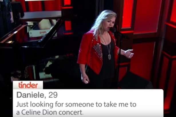 Em brincadeira, Kelly Clarkson canta descrições de perfis do Tinder