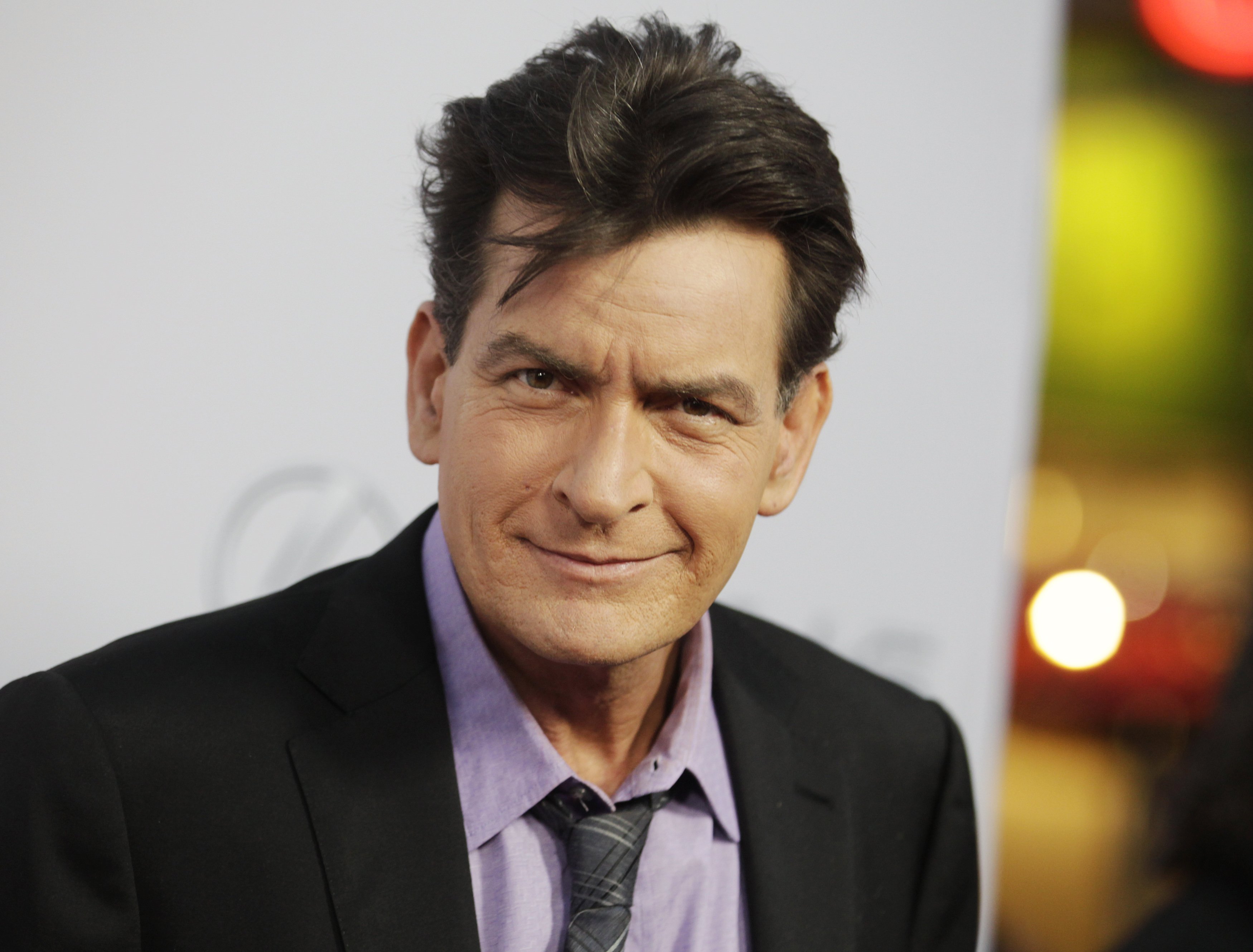 Charlie Sheen pede que Donald Trump seja o próximo a morrer