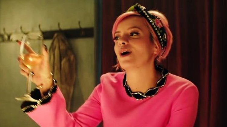 Lily Allen revive adolescência em seu novo clipe; assista 'Trigger bang'