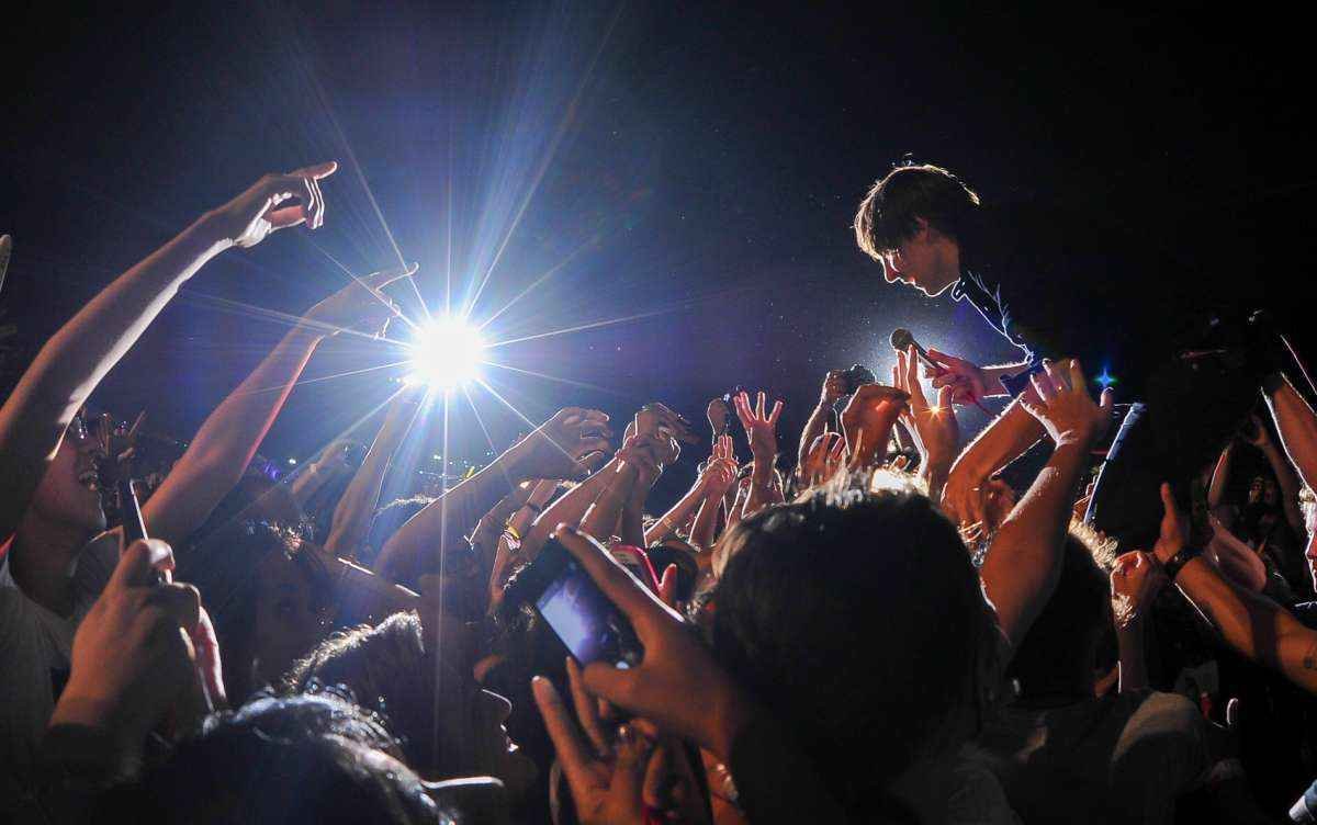 Phoenix chega a BH com show enérgico e cheio de hits