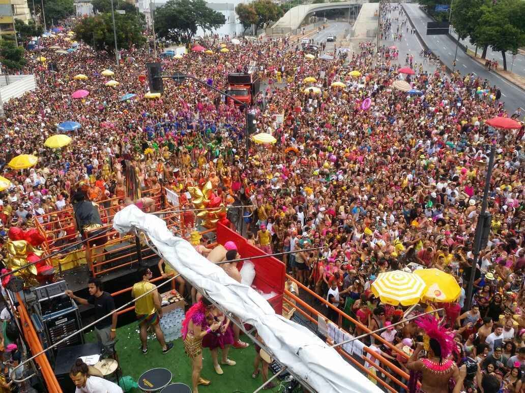 Acompanhe, ao vivo, os desfiles desta tarde de sábado do carnaval de BH ...