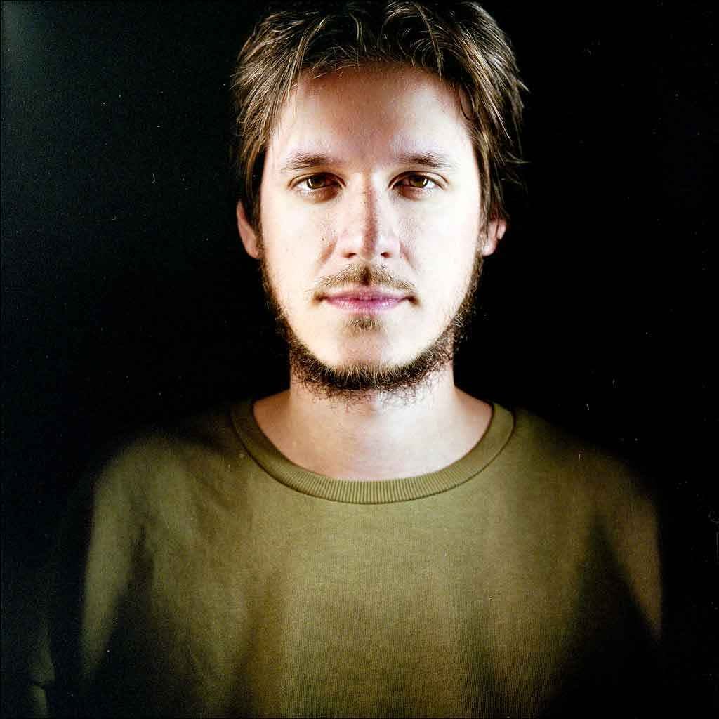 Rubel lança disco com elementos da MPB, bossa nova, hip-hop e samba