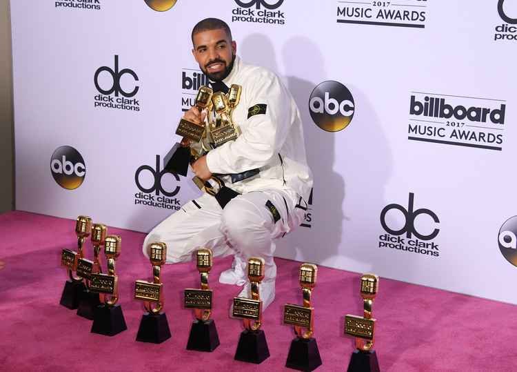 Drake supera Elvis Presley com mais hits no top 10 da Billboard
