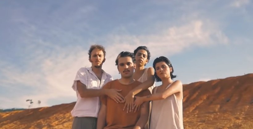 Rosa Neon lança clipe de janeiro: 'Brilho de Leão'