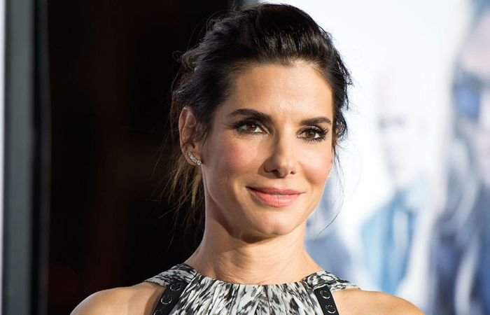 Sandra Bullock irá produzir série sobre sua juventude para Amazon