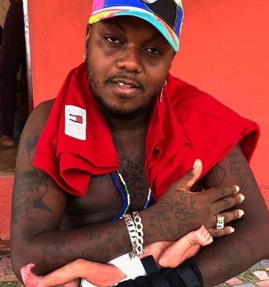 Filha de Djonga nasce e cantor comemora quase 1 milhão de acessos em clipe