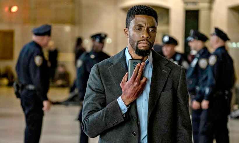 Chadwick Boseman vive policial em contradição com seu passado