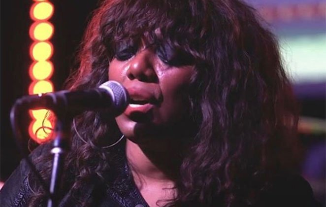 Morre a cantora Denise Johnson, conhecida por trabalhar com New Order e ...