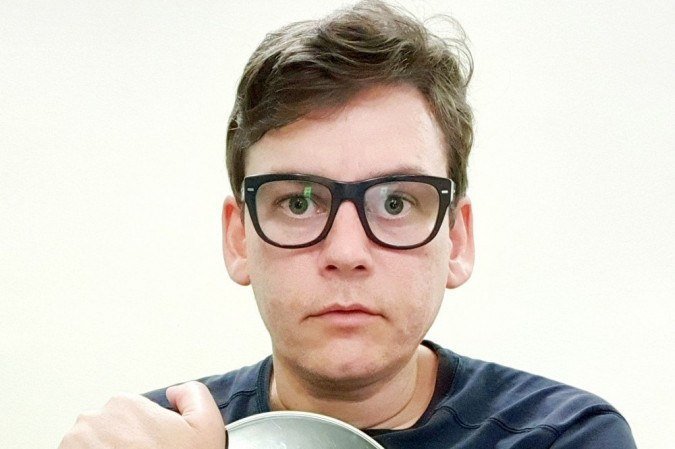 Fernando Brasil lamenta país da Terra plana, no single 'Marte ataca!'