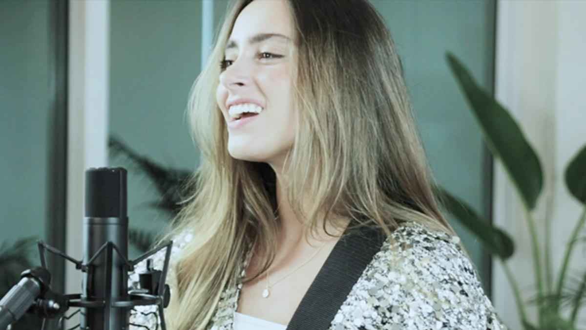 BELA lança a versão acústica do single "The Wolf"