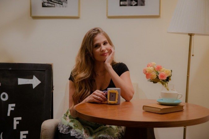 Laura Rizzotto lança clipe inspirado em 'Friends'